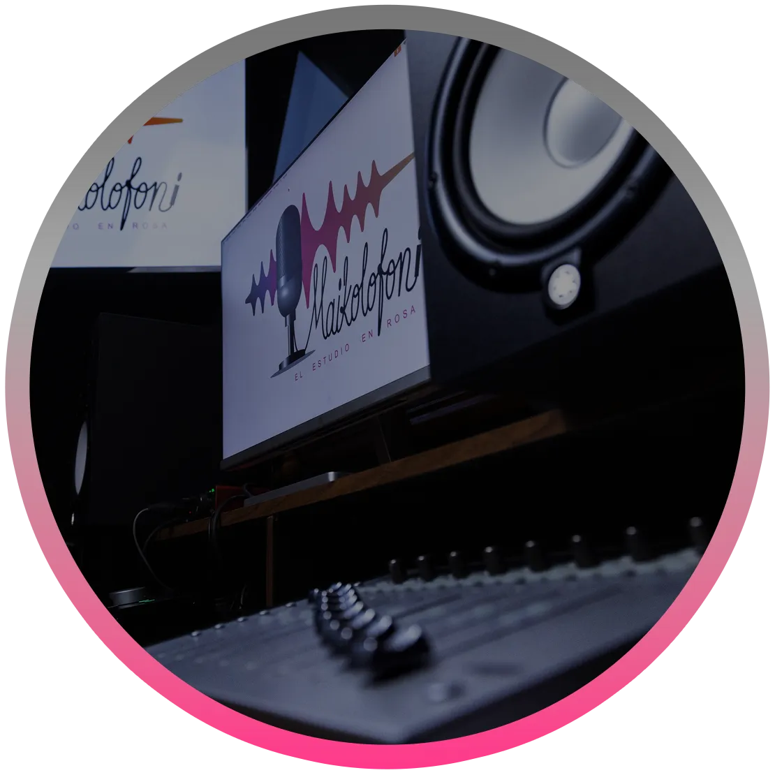 Conócenos - Maikolofoni - El estudio en rosa-